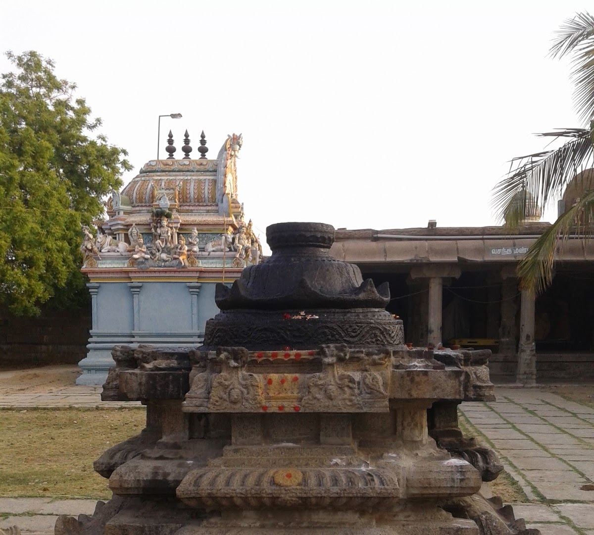 கோவிலில் தெய்வங்களை எப்படி வழிபடுவது சிறந்தது? - Dheivegam